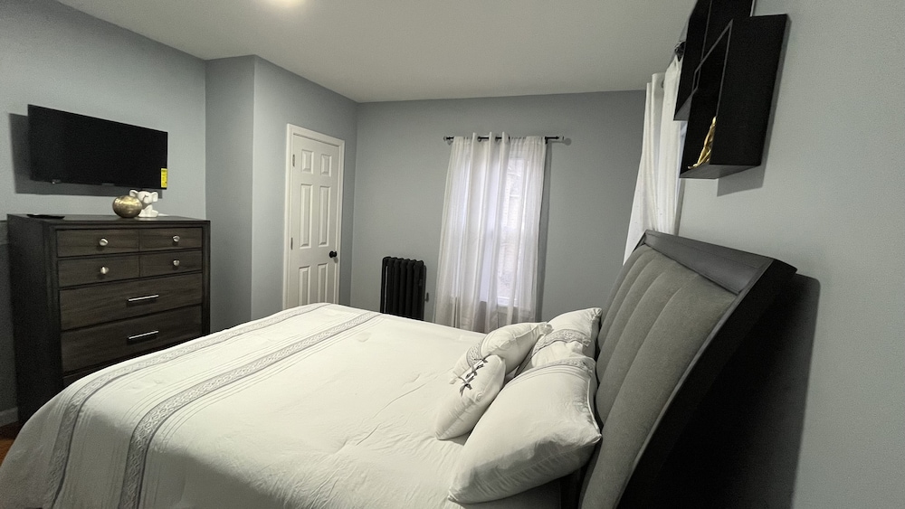 Upscaled Quiet Neighborhood- Modern 3 Bdrm - Springfield, MA