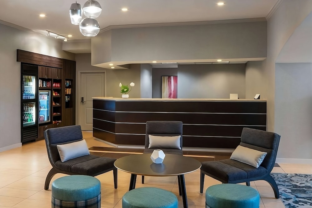 Versatile Family Gem! Free Breakfast, Pets Allowed, Near Oxhill Battlefield Park - Reston, VA