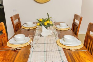 Apartamento Básico, pátio, Vista para a cidade | Refeições no quarto