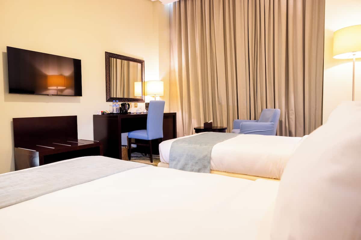 1 quarto, minibar, cofre com capacidade para portátil, secretária