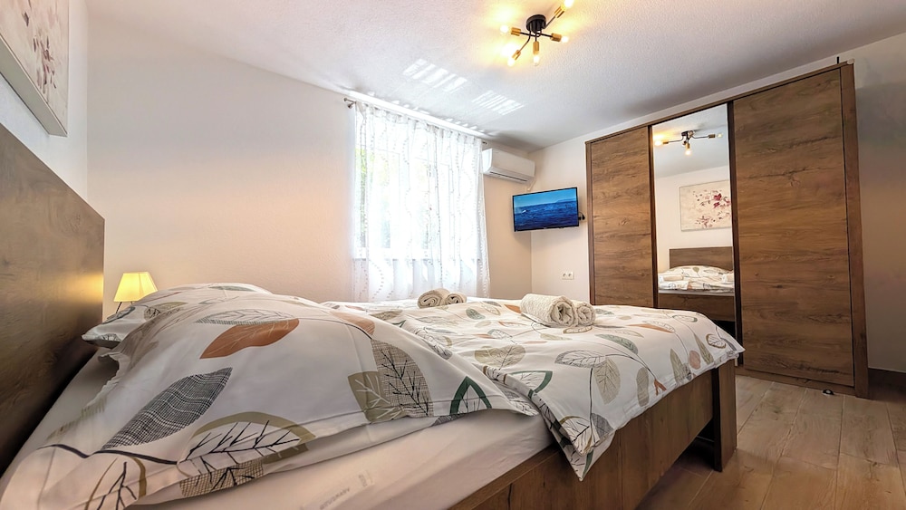 3br Apartment In Zadar With Terrace, Free Parking & A/c - Zadar