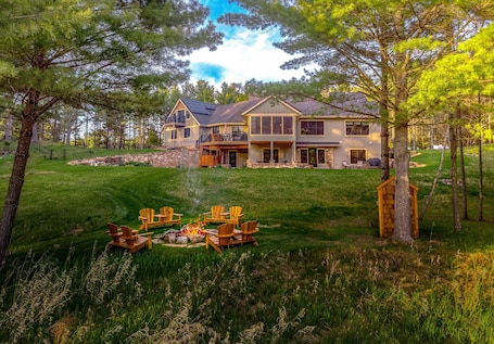 Terrenos do alojamento. Inn at the River