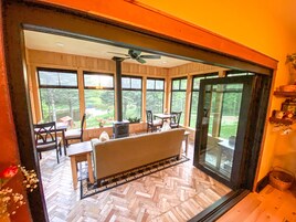 Café da manhã com pratos da culinária local grátis todos os dias