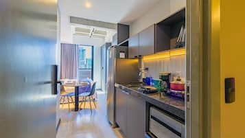 Estúdio Básico | Cozinha privada | Um frigorífico, um micro-ondas, uma placa de cozinha