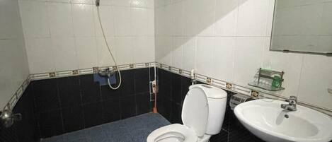 Um polibã, um chuveiro fixo, produtos de higiene exclusivos