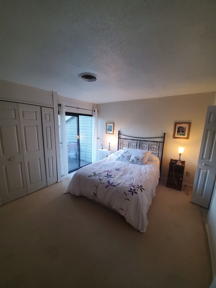 Quaint Villa backing onto a golf course with view of water.. - Carolina ...