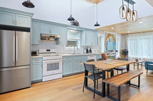 Casa de Campo Nobre, 2 quartos | Cozinha privada | Um frigorífico/congelador grande, um micro-ondas, um forno 