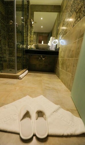 Artigos de higiene pessoal grátis, um secador de cabelo, roupões 