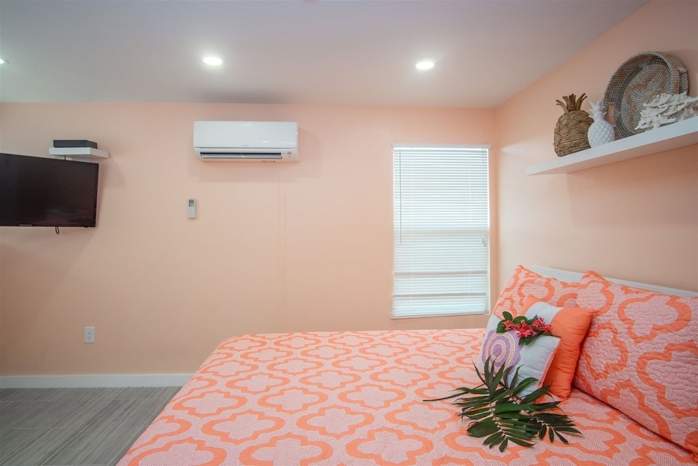 Atlantic Side, Quiet Neighborhood ~ 3 Bed 2.5 Bath, Dock, Pool / Hot Tub, Kayak - Marathon, FL