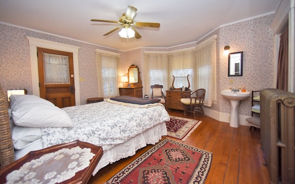 Blooming Inn - Massachusetts