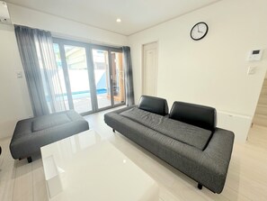 Villa, não fumadores (7A, with sauna) | Sala de estar | Televisor LCD de 50 polegadas com canais digitais