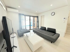 Villa, não fumadores (7A, with sauna) | Sala de estar | Televisor LCD de 50 polegadas com canais digitais