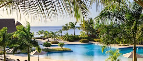 4 piscinas exteriores, da(s) 9:00 à(s) 18:00, toldos gratuitos