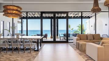 Penthouse, 2 quartos, em frente à praia | 1 quarto, lençóis italianos Frette, roupa de alta qualidade
