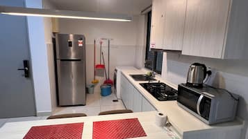 Apartamento Standard, 1 quarto | Cozinha privada | Um frigorífico, um micro-ondas, utensílios de cozinha, Rolo de cozinha