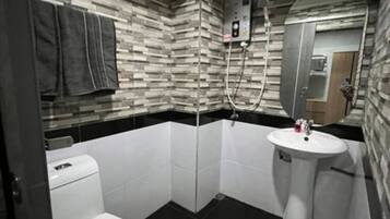 Queen Room | Banheiro | Chuveiro, chuveiro com efeito de chuva, toalhas de banho, sabonete
