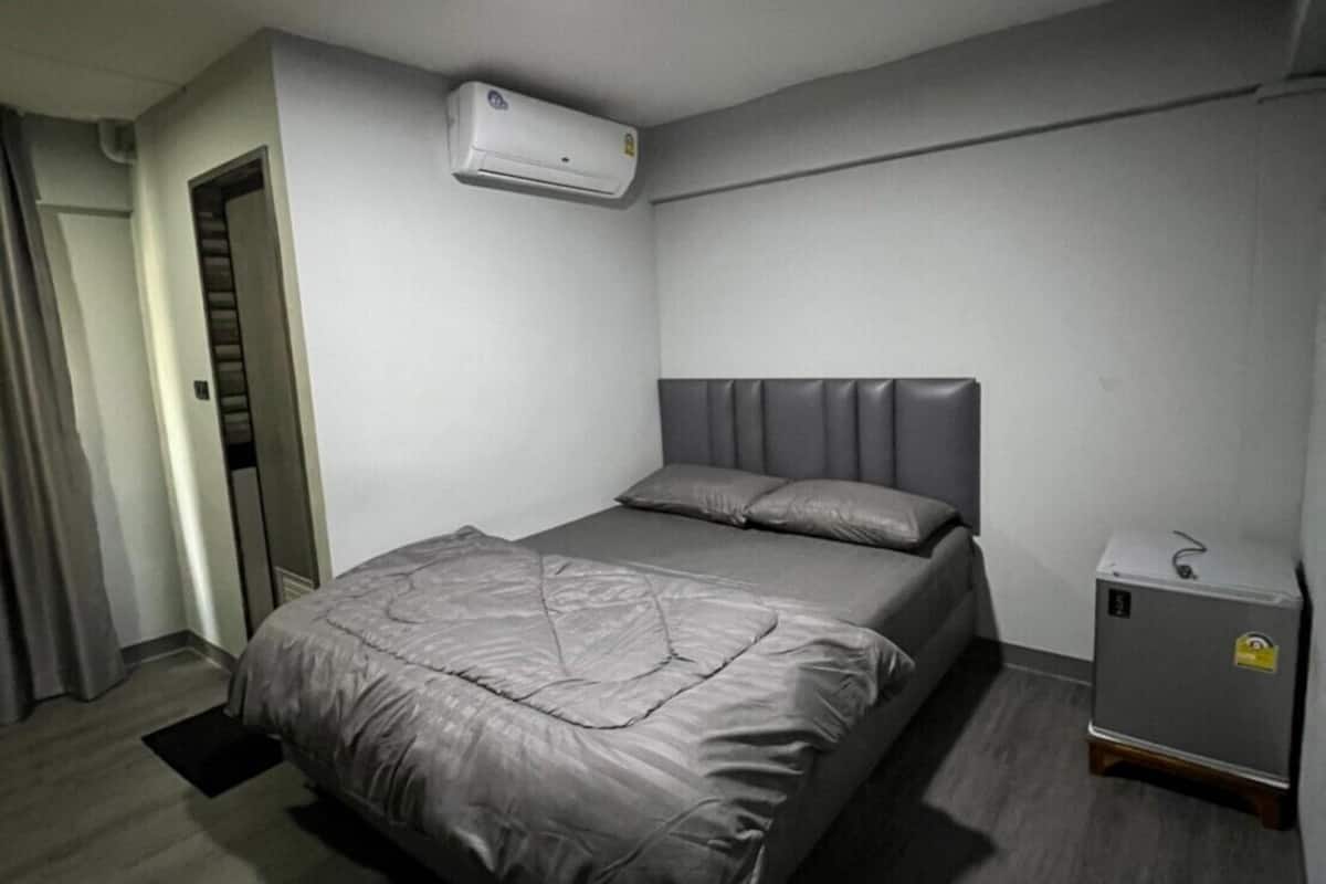 Quarto casal superior, 1 cama Queen | Frigobar, individualmente decorados, individualmente mobiliados