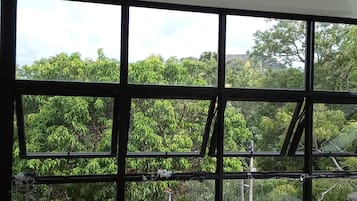 Quarto superior | Área de estar | TV LED 32 polegadas com canais a cabo, TV