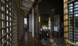 Villa de Luxo, 4 quartos, junto ao mar | Casa de banho | Uma combinação polibã/banheira, roupões, chinelos, toalhas fornecidas 