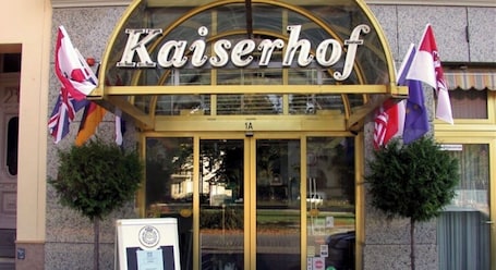 Entrada da propriedade. KHGM Kaiserhof Hotel GmbH