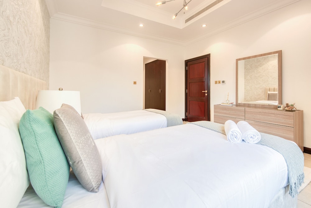 Splendid 5br Villa At Canal Cove Palm Jumeirah By Deluxe Holiday Homes - Dubai