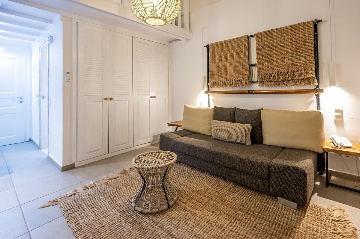 Cofres nos quartos, individualmente decorados, escrivaninha
