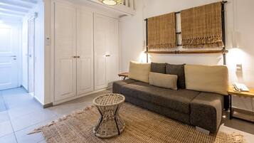 Cofres nos quartos, individualmente decorados, escrivaninha