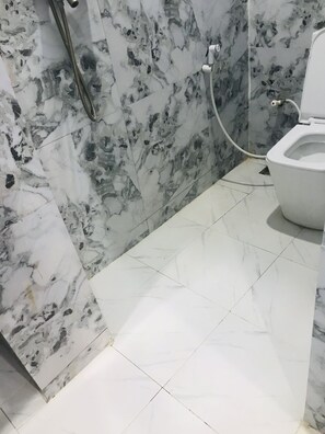 Bidê, toalhas de banho