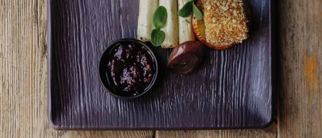 Prato retangular com alimentos sobre uma superfície de madeira.