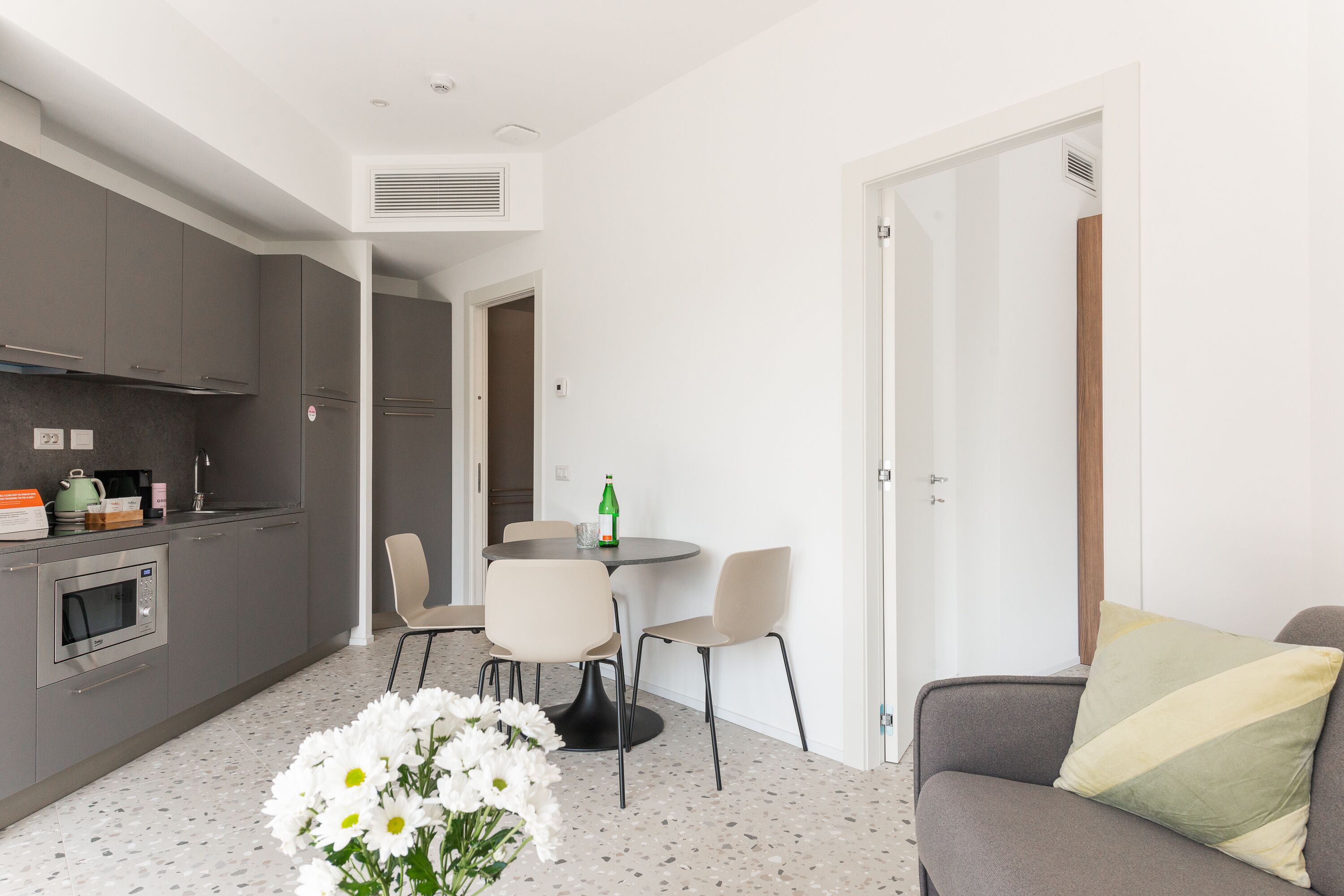 L 1 Bedroom Apartment, Balcony, Sofa Bed | Sala de estar | Smart TV de 43 polegadas com canais por cabo, televisor 