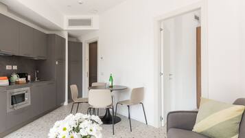 L 1 Bedroom Apartment, Balcony, Sofa Bed | Sala de estar | Smart TV de 43 polegadas com canais por cabo, televisor