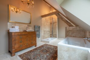 Suite de Luxo | Casa de banho | Um secador de cabelo, toalhas fornecidas, sabão, papel higiénico 