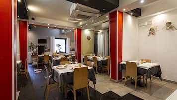 Almoços e jantares servidos, incluindo cozinha italiana