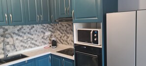 Apartamento Familiar | Cozinha privada | Um frigorífico/congelador grande, um micro-ondas, um forno