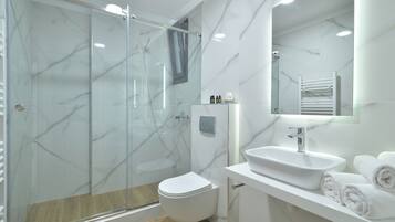 Apartamento Nobre, 3 quartos | Casa de banho | Um polibã, toalhas fornecidas