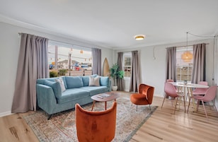 Suite, 1 cama king-size e sofá-cama | Sala de estar | Televisor LCD