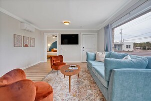 Suite, 1 cama king-size e sofá-cama | Sala de estar | Televisor LCD 