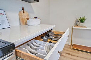 Suíte, 1 cama King e sofá-cama | Cozinha privada | Frigobar, cafeteira/chaleira