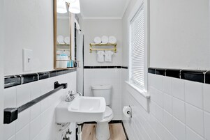 Quarto casal, 1 cama King | Banheiro | Chuveiro, toalhas de banho, sabonete, shampoo