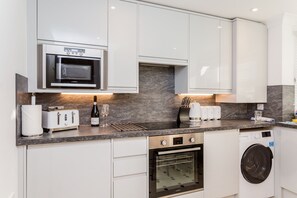 Casa Familiar | Cozinha privada | Um frigorífico, um micro-ondas, um forno, uma placa de cozinha 