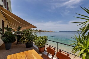 Quarto Panorâmico, 1 cama de casal, vista para o mar, junto à praia | Sala de estar | Televisor LCD de 60 cm com canais digitais, televisor 