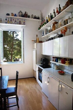Quarto panorâmico, 1 cama de casal, vista para o mar, ao lado da praia | Cozinha compartilhada | Geladeira, micro-ondas, cooktop, torradeira