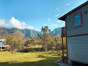 Cabana de Madeira Lua de Mel, vista para a montanha | Terrenos do alojamento