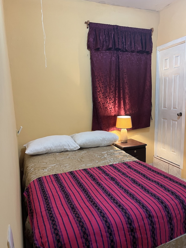 Cozy Central House - Santa Ana