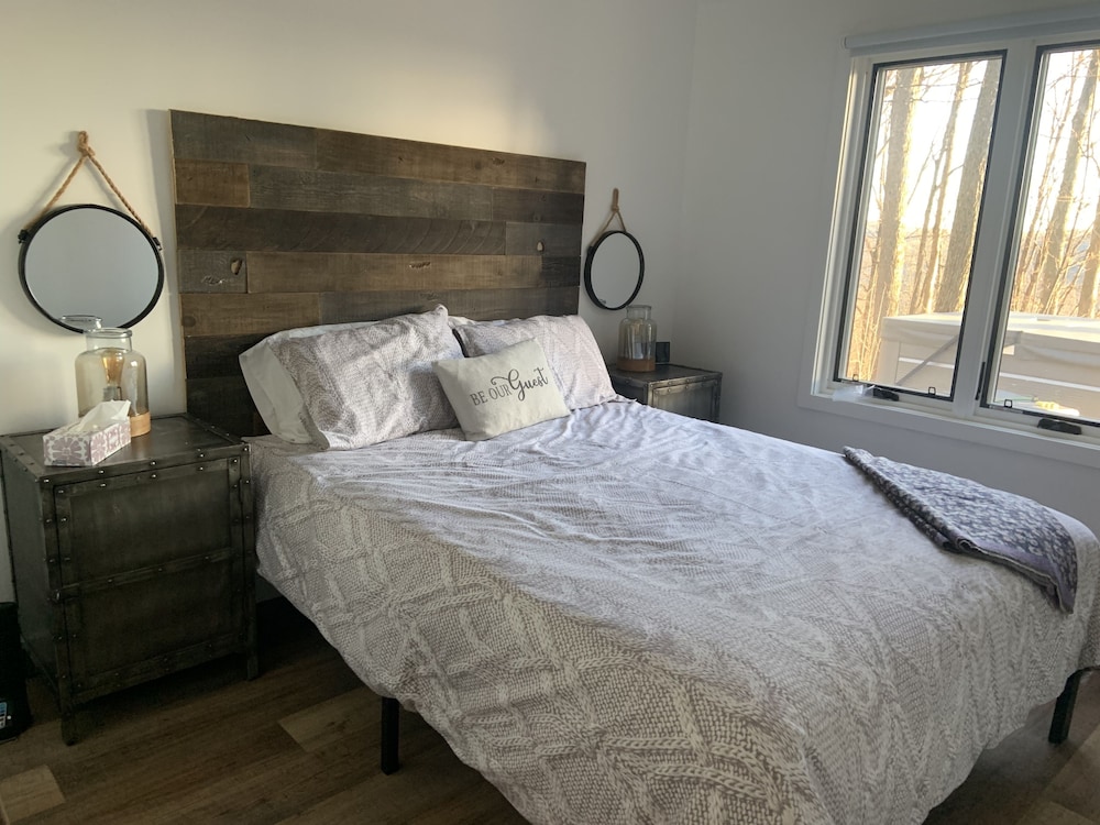 Modern Chalet With Hot Tub Is Cyclist Or Hikers Dream Location On Bruce Trail - Ontario