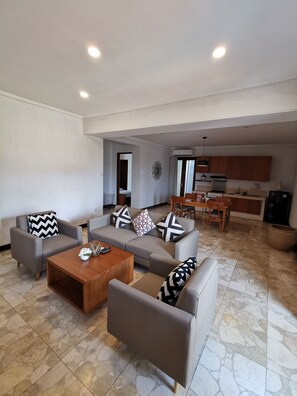 Vila premier, 2 quartos | Sala de estar | Smart TV 55 polegadas com canais digitais, TV