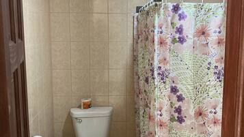 Quarto Clássico | Casa de banho | Um polibã, toalhas fornecidas, sabão, champô