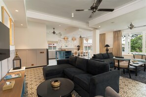 Quarto luxo, 2 camas Queen | Área de estar | TV LED 42 polegadas com canais via satélite, TV