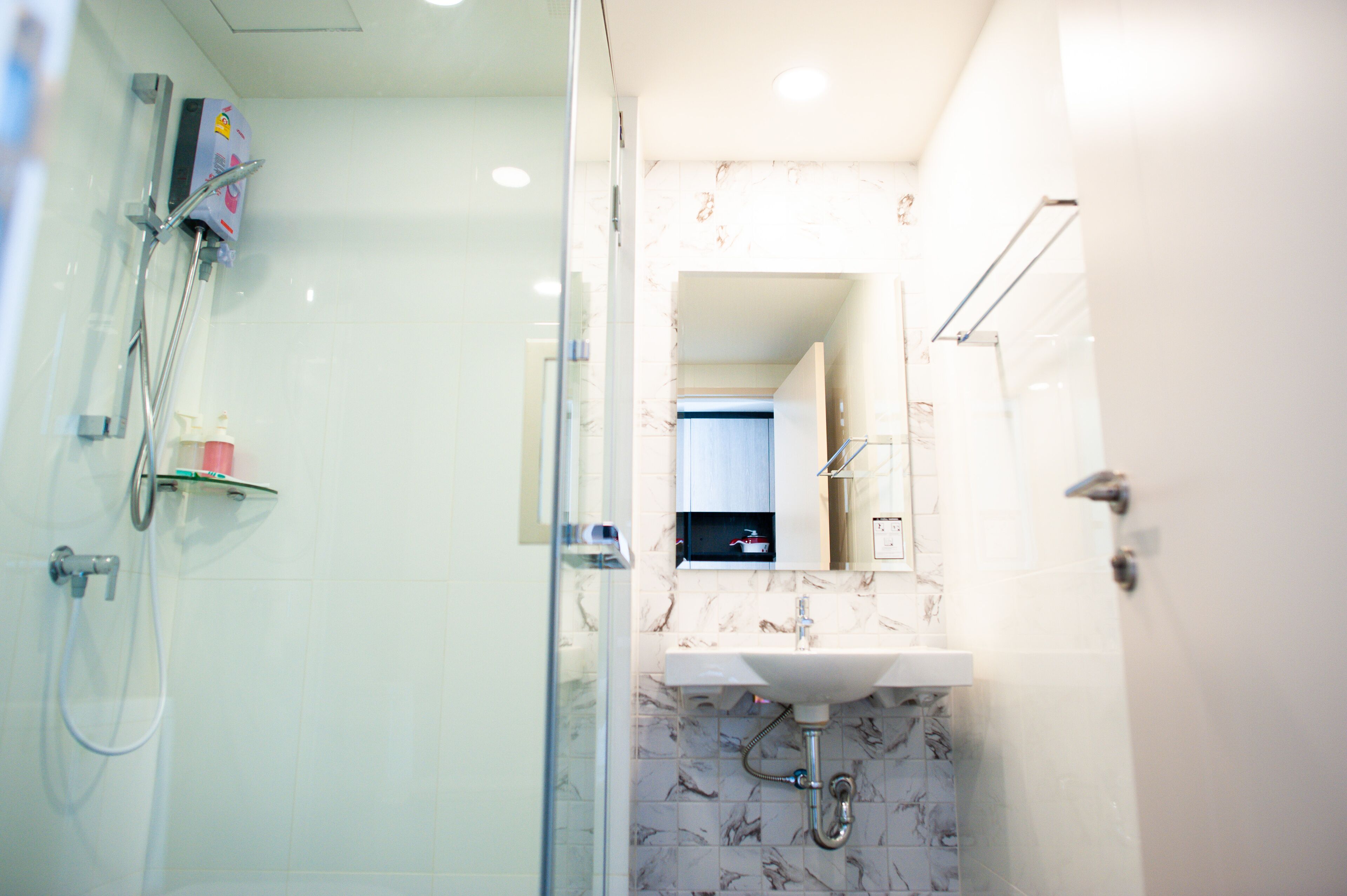 Apartamento empresarial, 1 cama Queen, para não fumantes, vista para o pátio | Banheiro | Chuveiro, chuveiro com efeito de chuva, secador de cabelo, bidê