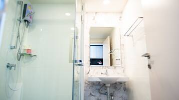 Apartamento empresarial, 1 cama Queen, para não fumantes, vista para o pátio | Banheiro | Chuveiro, chuveiro com efeito de chuva, secador de cabelo, bidê